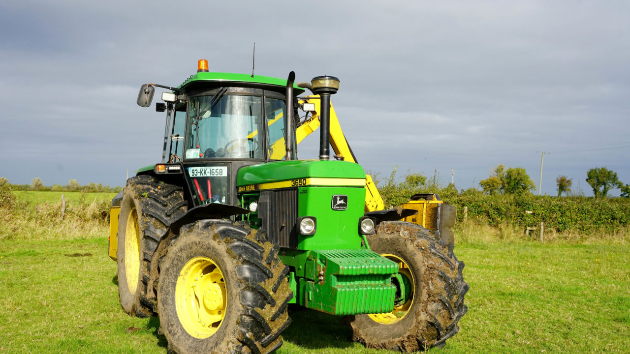 Making a classic John Deere pay with a hedge cutter - Agro World Tarım ...
